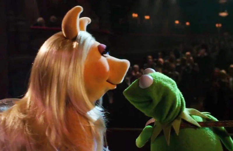 Miss Piggy And Kermit Kissing