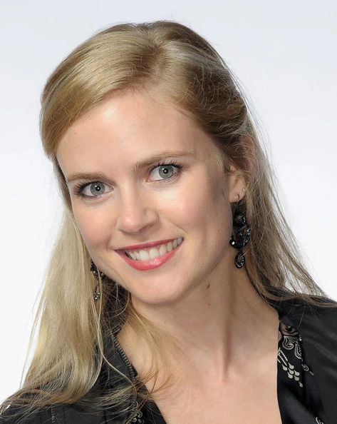 Elle Robinson | Neighbours Wiki | Fandom