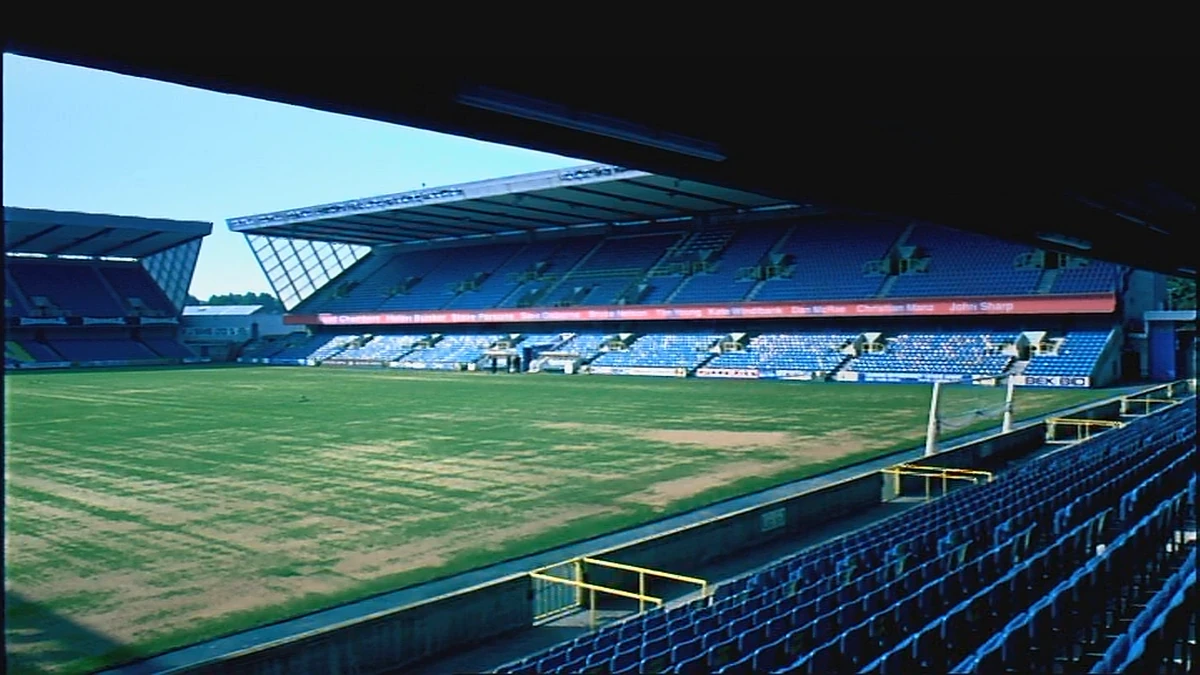 Stade de football | Wiki Nick Cutter et les Portes du Temps | Fandom