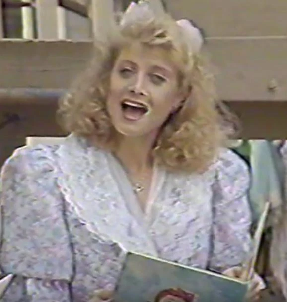 The Story Lady (Character) | Peppermint Wiki | Fandom