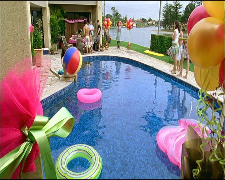 Die Poolparty | H2O - Plötzlich Meerjungfrau Wiki | Fandom