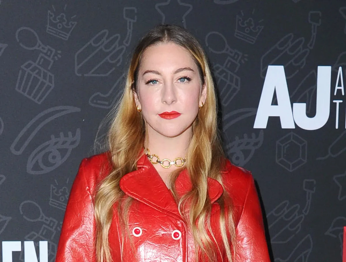 Este Haim | Podcast Like It's 1999 Wiki | Fandom