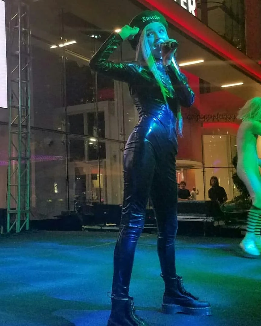 3/29/18 at Avenida Houston | Poppy Wiki | Fandom