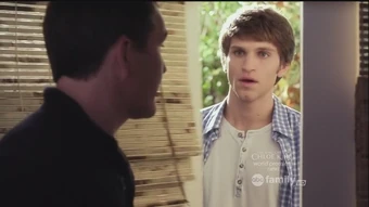 Toby Cavanaugh Sorrindo Com Os Dentes Pretty Little Liars Toby