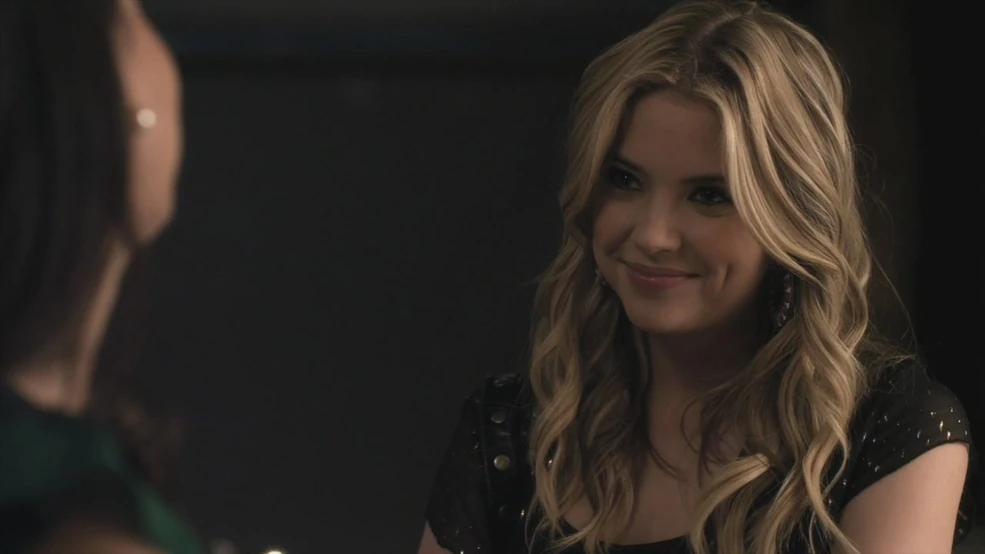 Hanna Marin Seizoen 2 WornOnTV: Hanna's Printed Top And Fringed