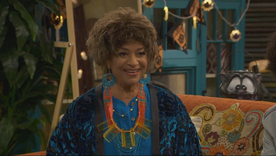 Great Aunt Maureen | Raven's Home Wiki | Fandom