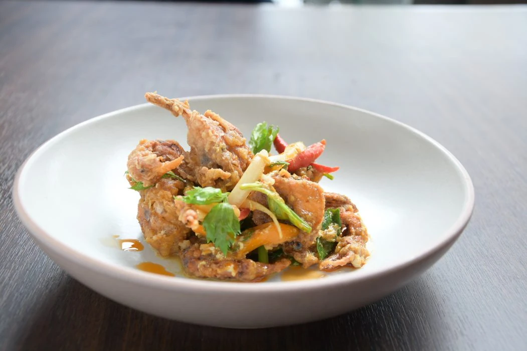 Poo Nim Pad Phong Ka-Ree, (Crispy Fried Soft-Shell Crab with Yellow ...