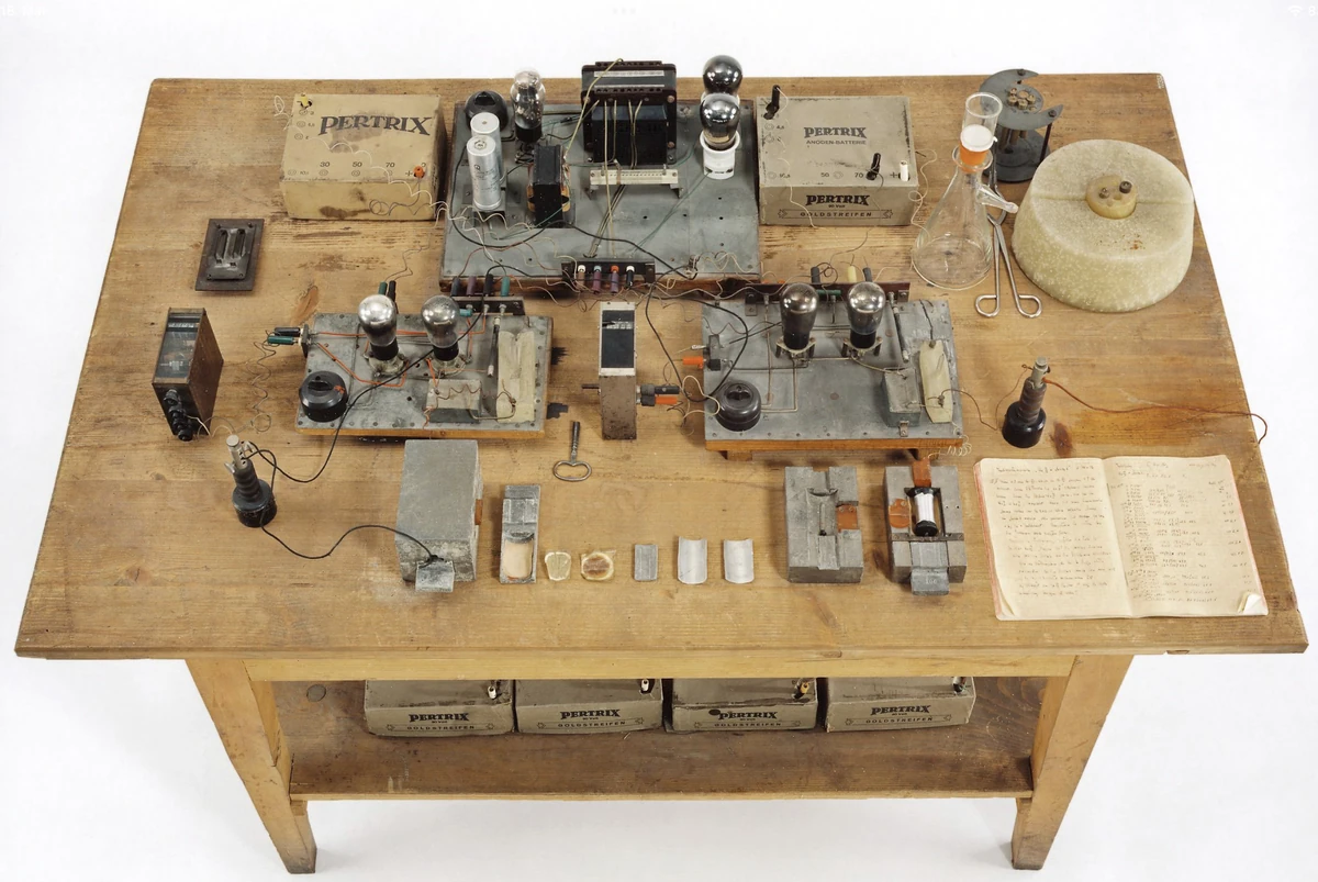 Hahn-Meitner-Straßmann-Tisch | Saveboat 4 a munich - Wiki | Fandom