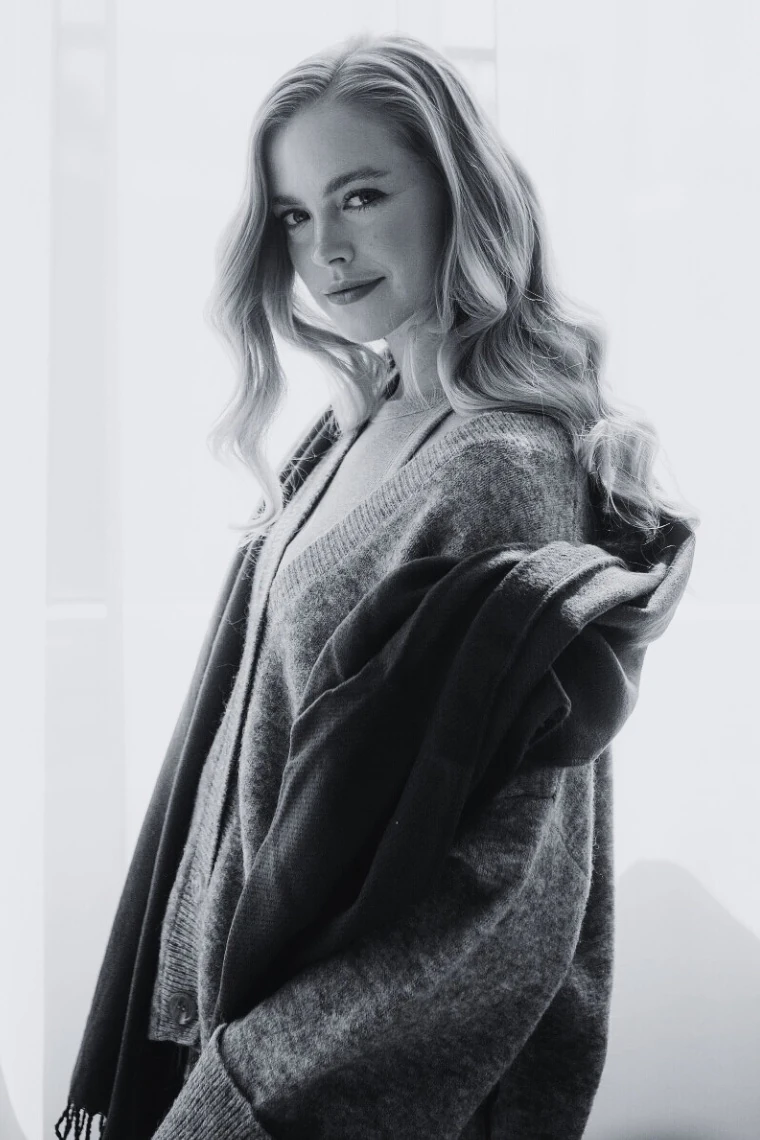 Olya Whitmore | Selection OC Wiki | Fandom