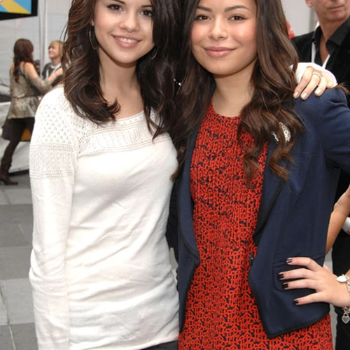 Miranda Cosgrove And Demi Lovato