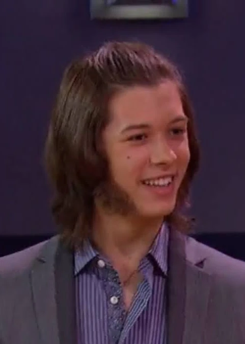 Leo Howard And Zendaya Kiss On Shake It Up