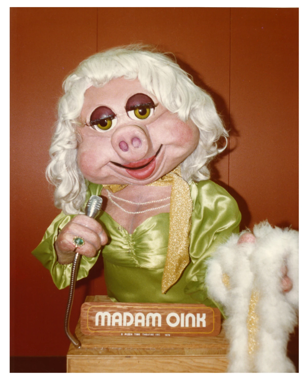 Madam Oink (Portrait/Shelf) | Showbiz Pizza Time Wiki | Fandom