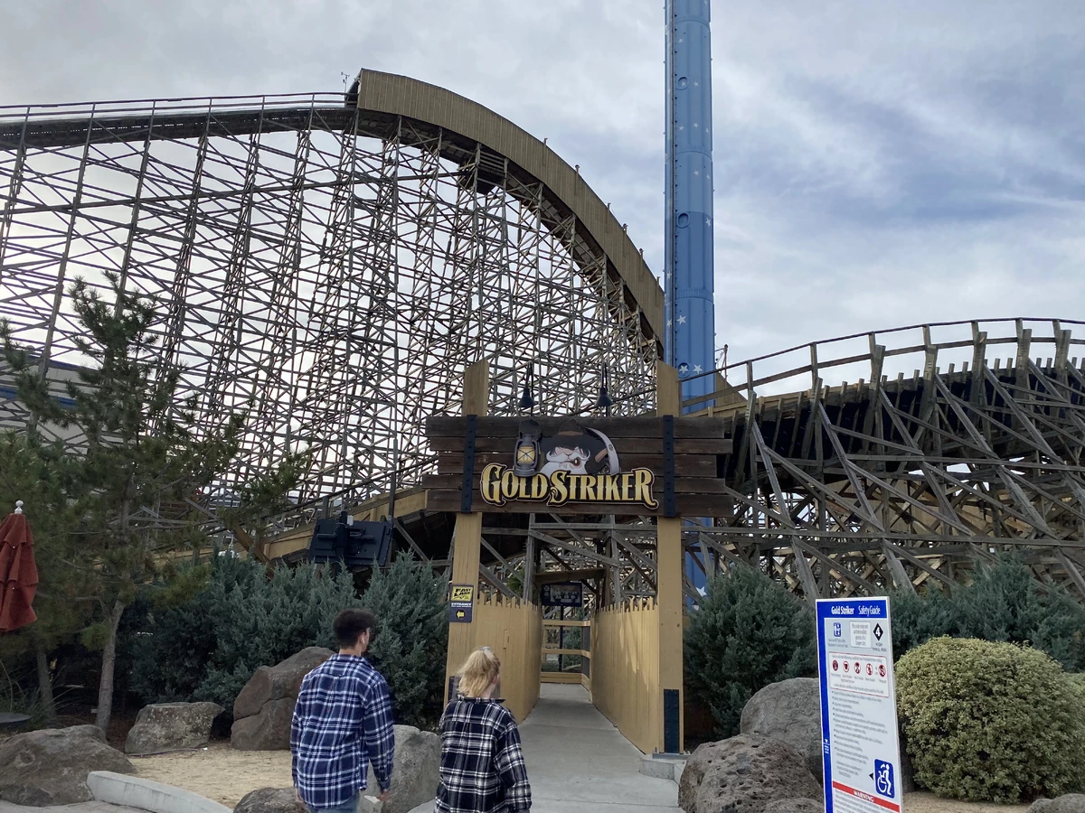 Gold Striker | Six Flags Wiki | Fandom