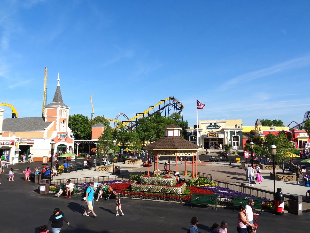 Hometown Square (Six Flags Great America) | Six Flags Wiki | Fandom