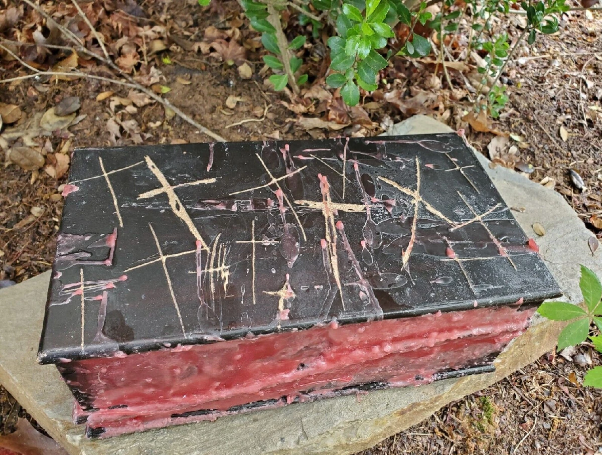 Haunted dybbuk box demon trapped spirit ghost ritual ...