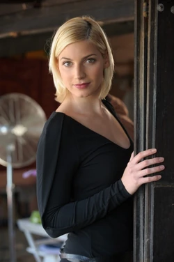 Lisa | Wiki Sous le Soleil | Fandom