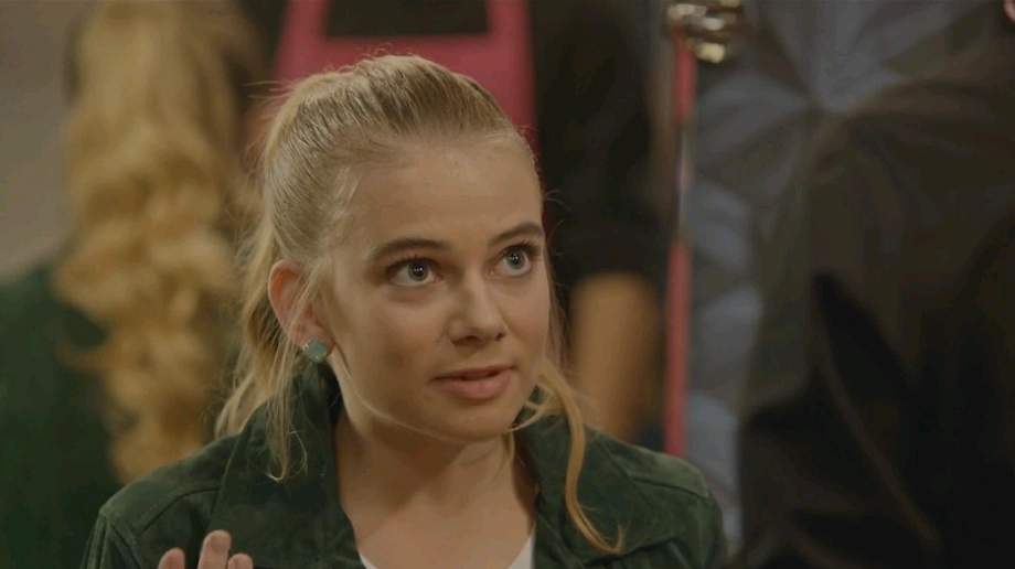 Chloe | Stuck in the Middle Wikia | Fandom