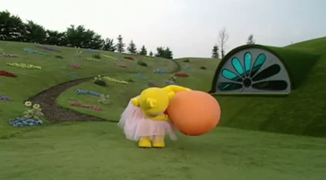 Laa-Laa Dances With Her Ball | Teletubbies Wiki | Fandom