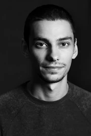 Devon Bostick | Wiki The 100 | Fandom