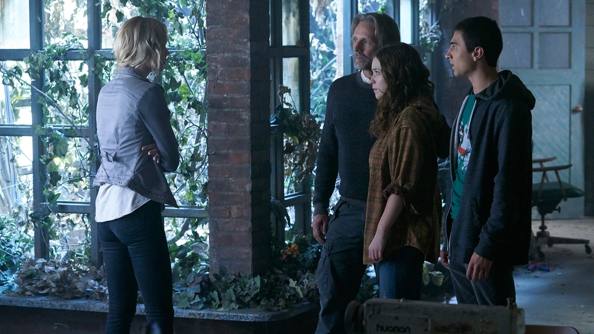 Right Behind You | The Bitten Wiki | Fandom