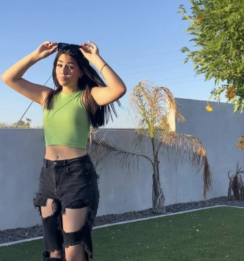 Izabelle (Bella) Pettit | The Crazy Middles Wiki | Fandom