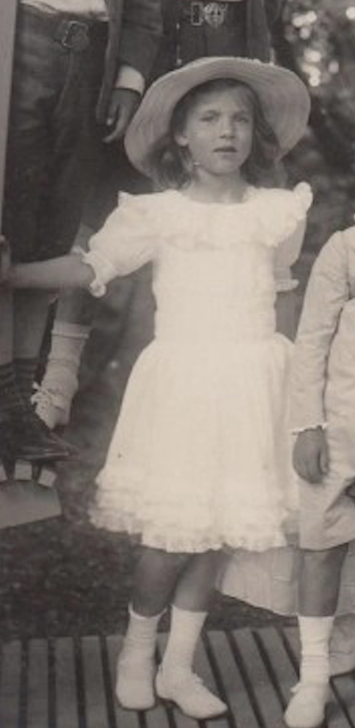 Louise Moore | The New AU Wiki | Fandom