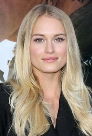 Glimmer Hunger Games Actor
