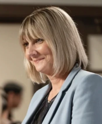 Elizabeth Hennessey | The Sex Lives of College Girls Wiki | Fandom