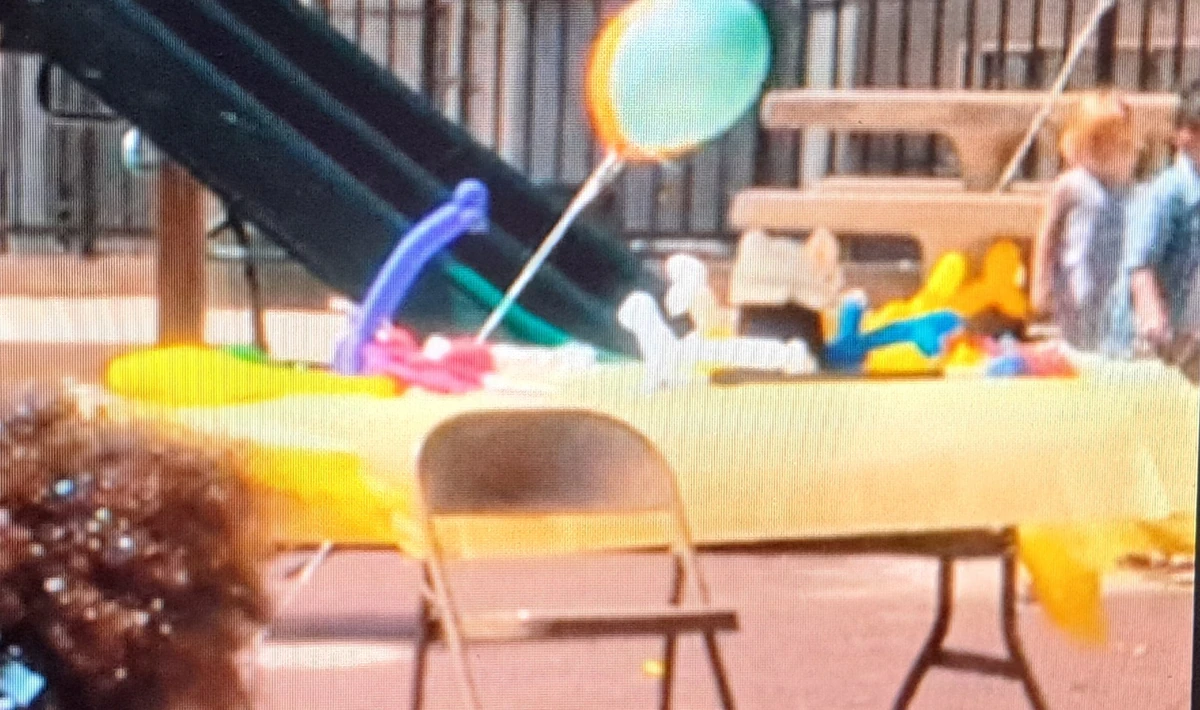 This is Emily Yeung./Gallery/Making animal balloons | This is Kids Wiki ...
