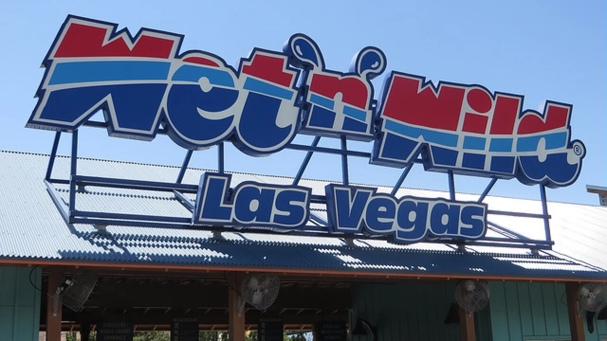 This is Scarlett and Isaiah./Gallery/Going swimming/Countries around ...