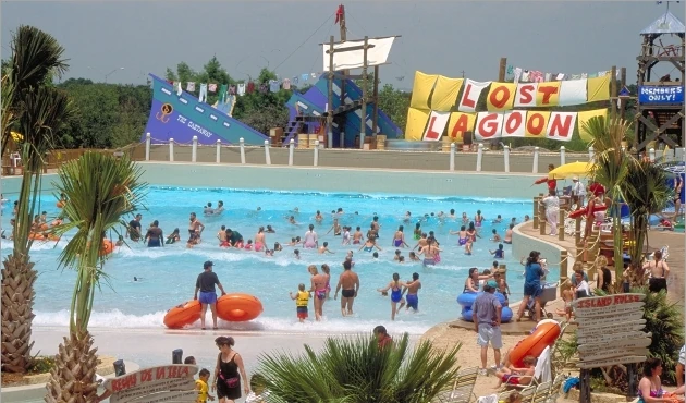 This is Daniel Cook./Gallery/At a water park/Countries around the world ...