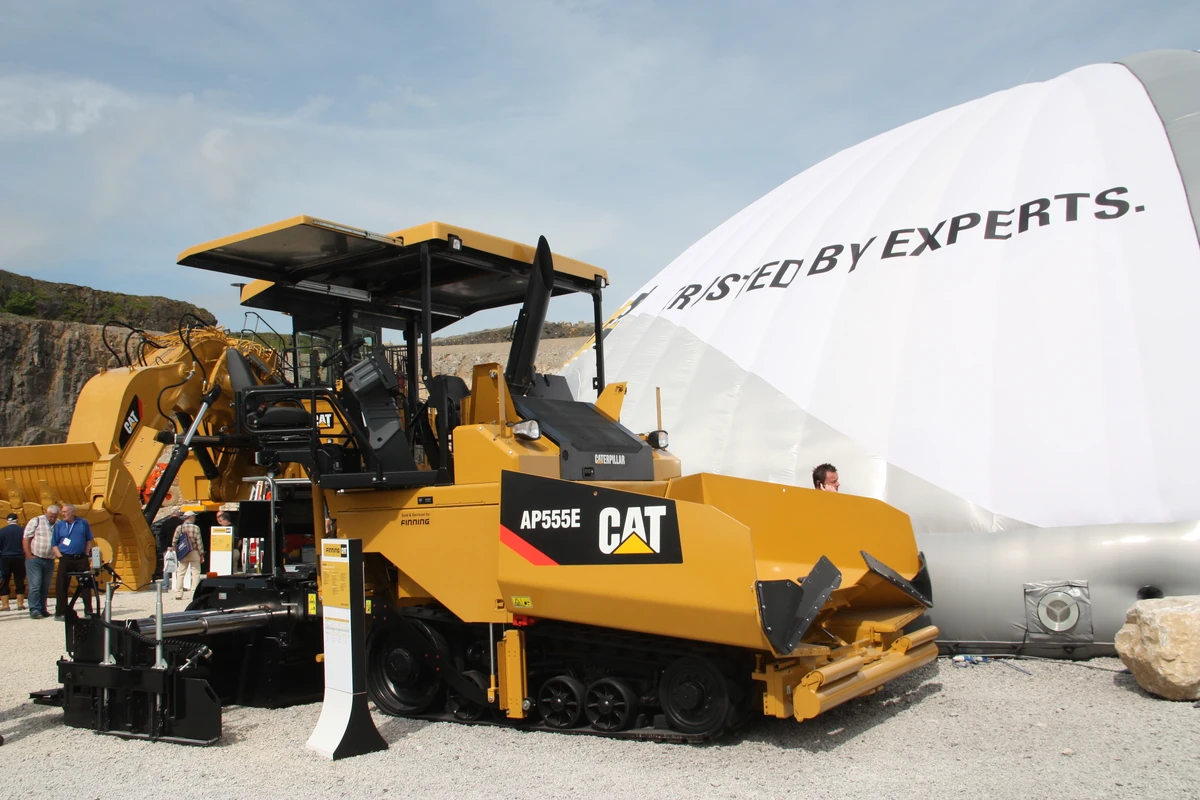 Caterpillar AP555E paver | Tractor & Construction Plant Wiki | Fandom