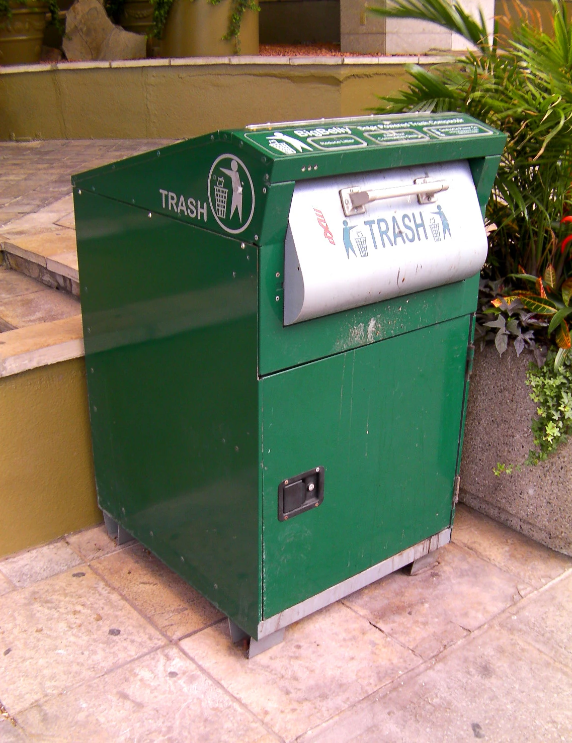BigBelly Solar Powered Trash Compactor | Toronto Street Furniture ...