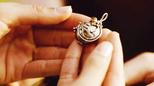 Naszyjnik Esther | Tvd Wiki | Fandom