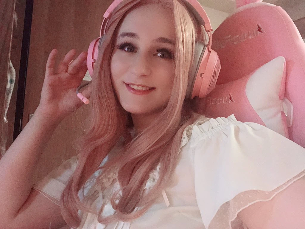 Lovially - Streamerpedia