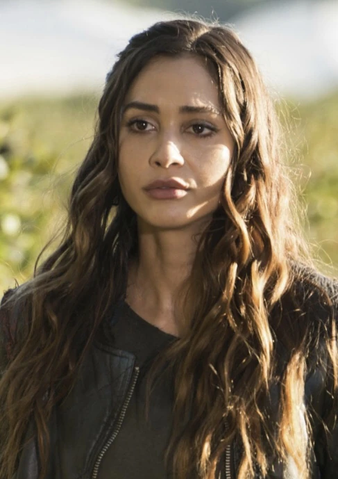 Elia Grimes | Upinflamessaga Wiki | Fandom