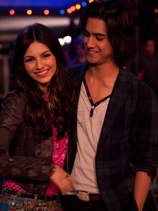 Victorious Beck And Tori Kiss