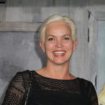 Elizabeth Gracen 1982