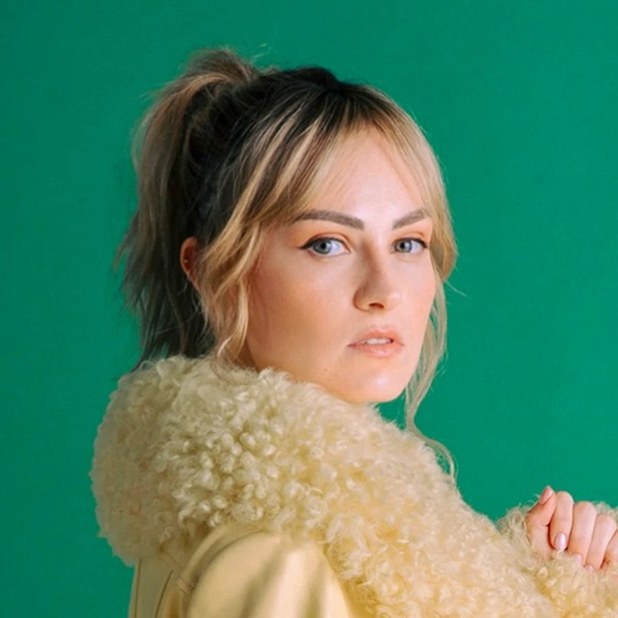 Molly Burke | Wikitubia | Fandom