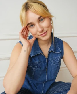 Sarah Helbringer | YOU Wiki | Fandom