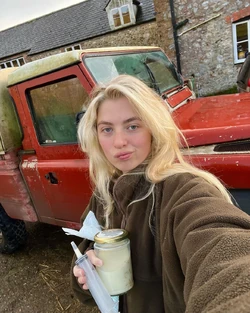 Anais Gallagher 2022