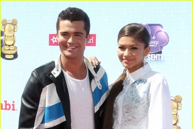 Zendaya E Spencer Boldman Foram Eletrocutados Zapped | Wiki Disney